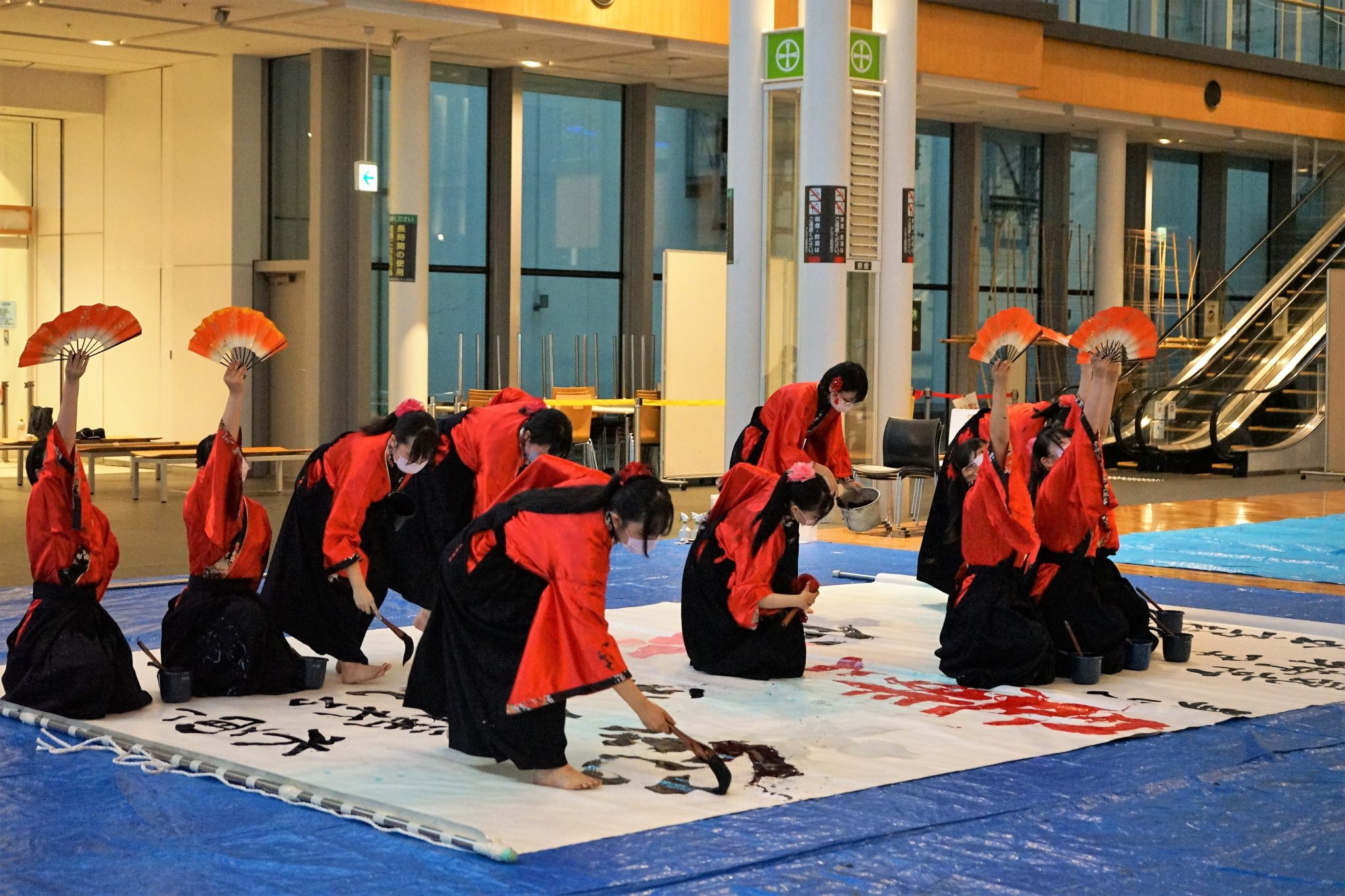 ロータスフェスティバルで書道パフォーマンス | 秋田県立大曲高等学校